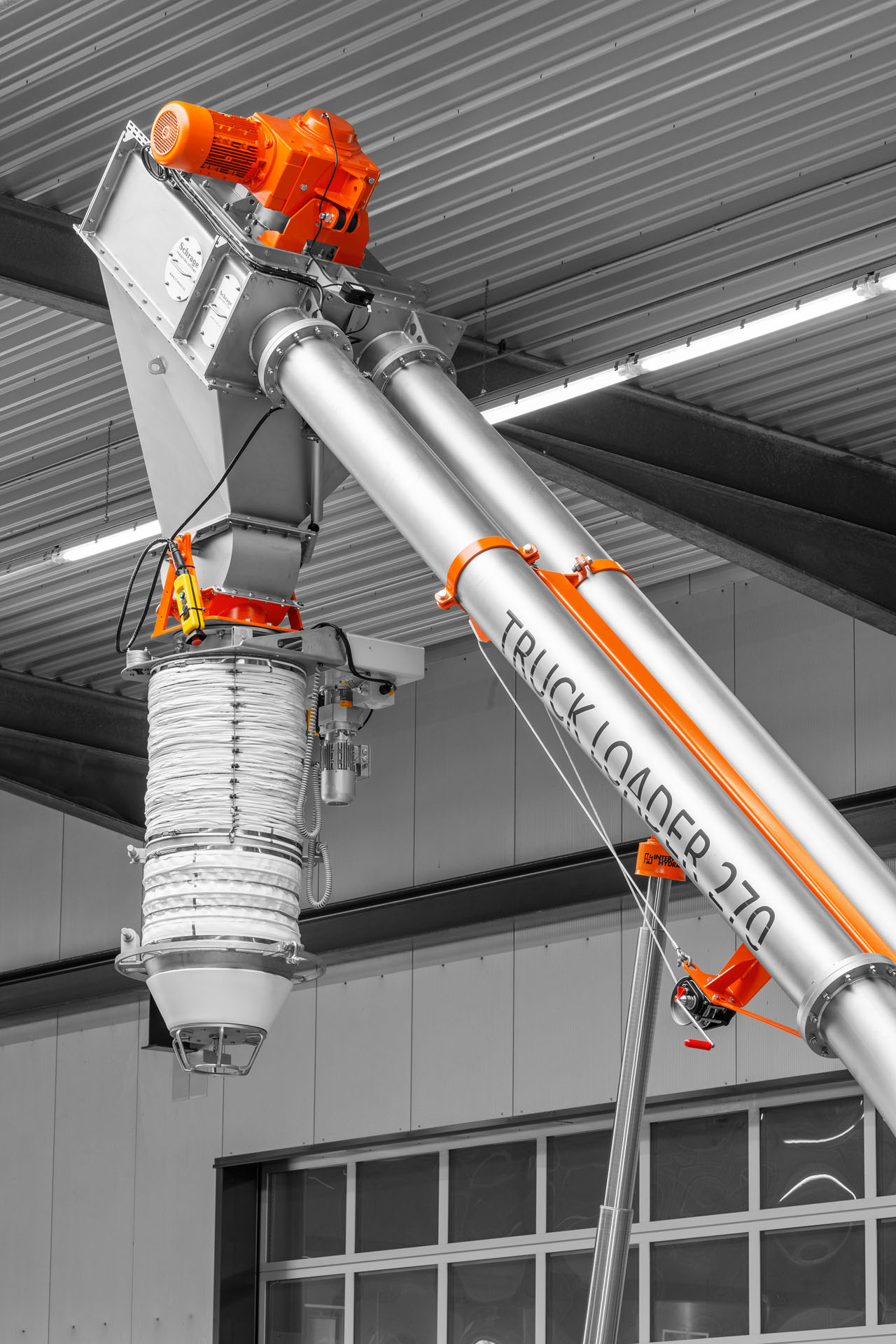 Loading fixture: Schrage