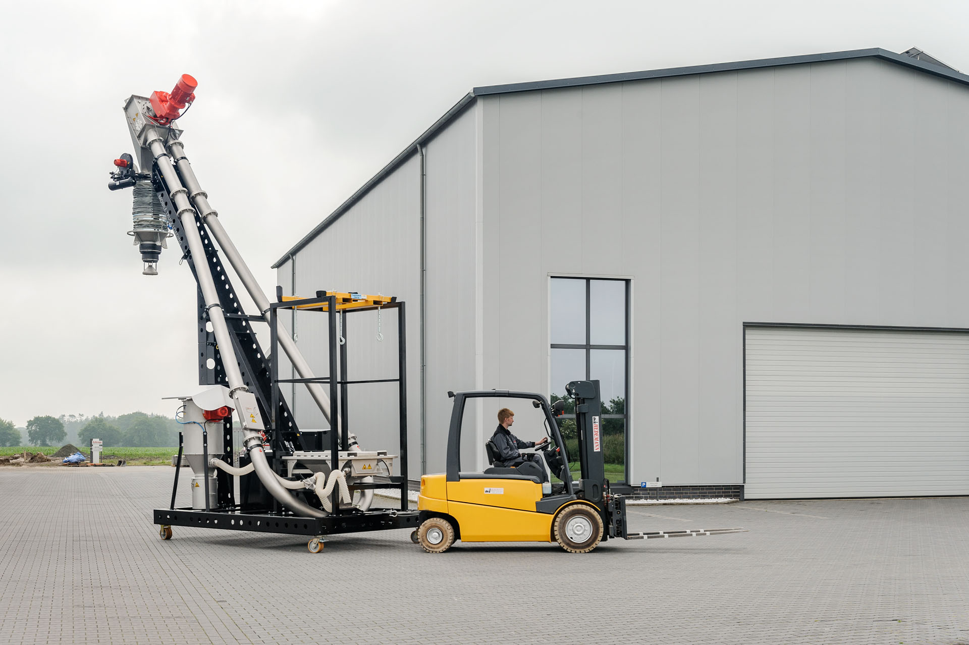 Mobile truck loading with the Schrage tube chain conveyor: Schrage