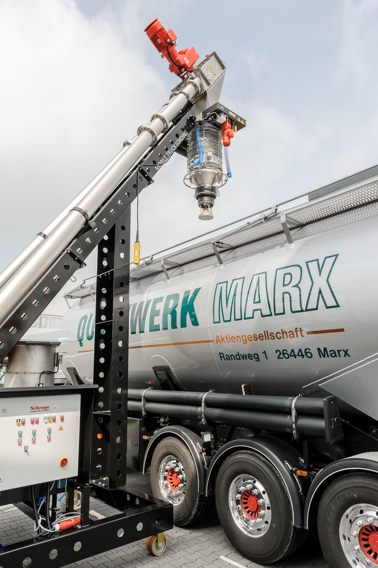 Mobile truck loading with the Schrage tube chain conveyor: Schrage